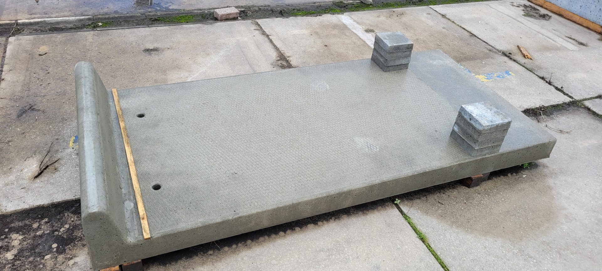 Betonplaten met opstaande rand 380 mm - Betonplaten.nl